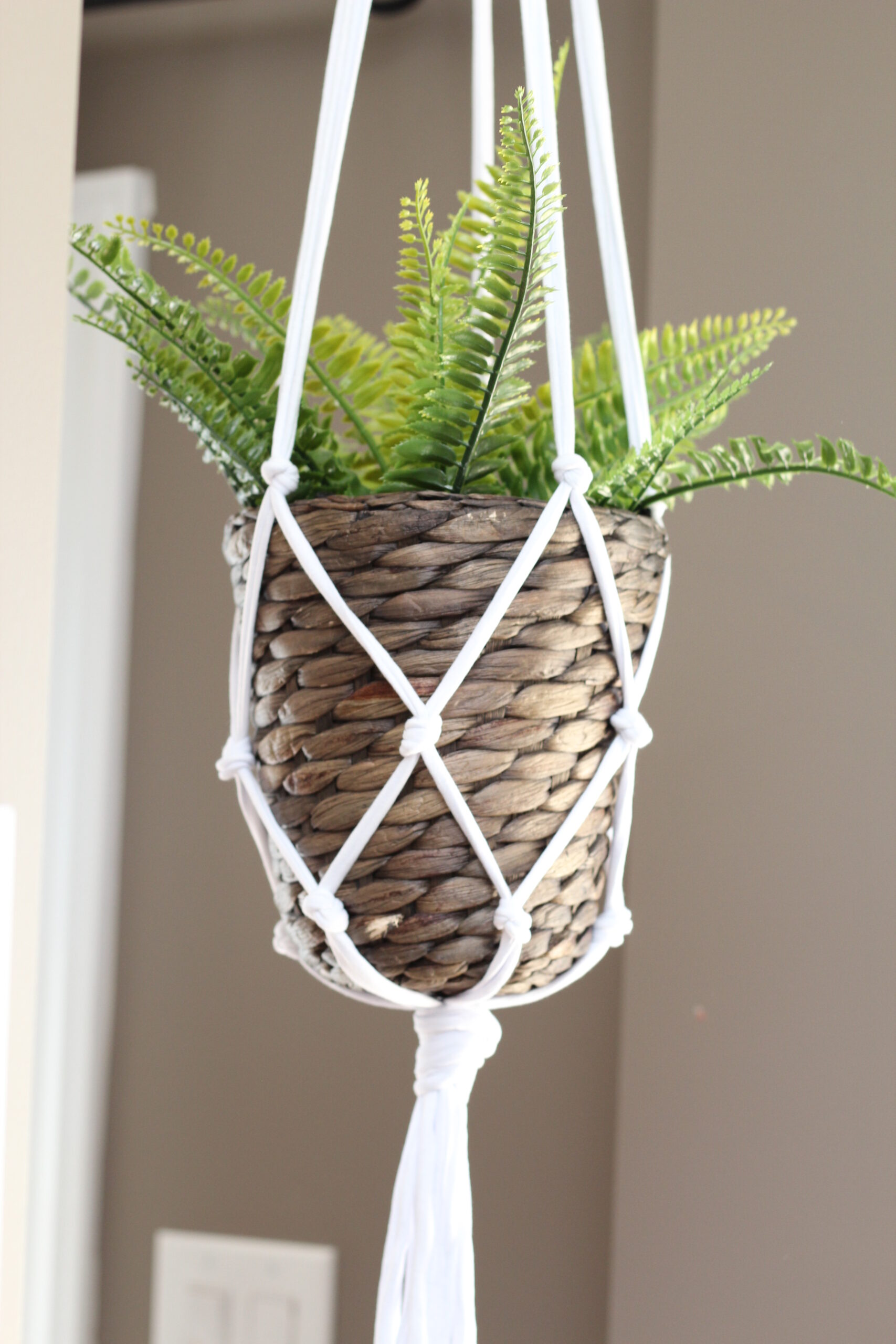 5 Minute Macrame Plant Hanger DIY Tutorial Feeling Nifty 5 Minute Macrame Plant Hanger DIY Tutorial Feeling Nifty