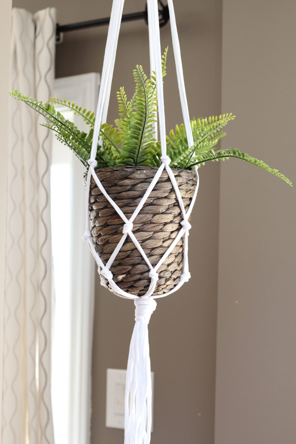 5 Minute Macrame Plant Hanger DIY Tutorial Feeling Nifty 5 Minute Macrame Plant Hanger DIY Tutorial Feeling Nifty